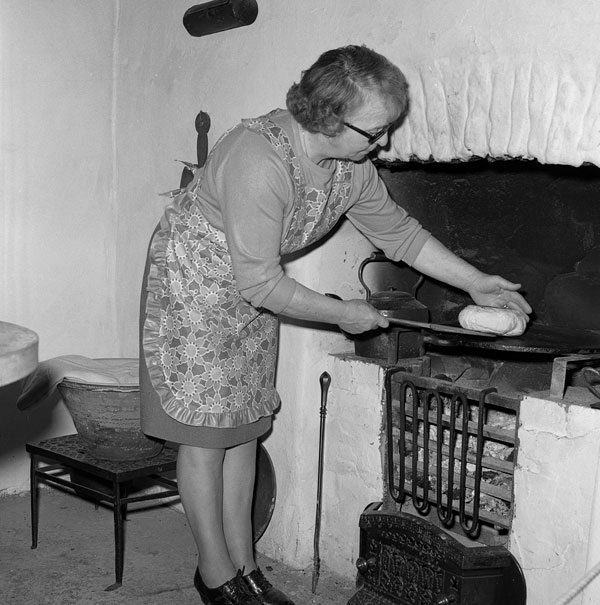 Baking bread on a bakestone | Peoples Collection Wales