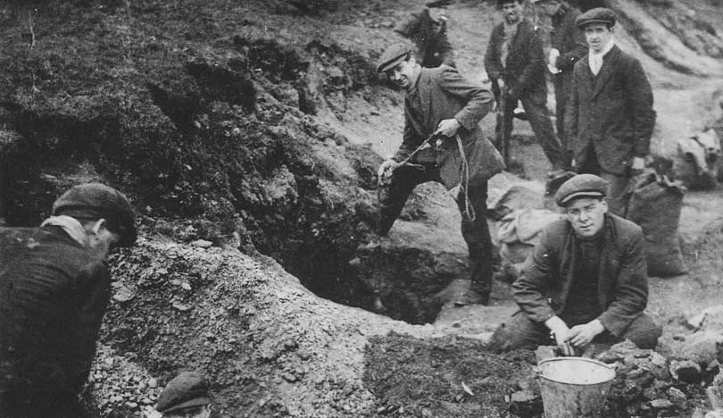 Unemployed miners getting coal, Tredegar patches, late 1920s | Peoples ...