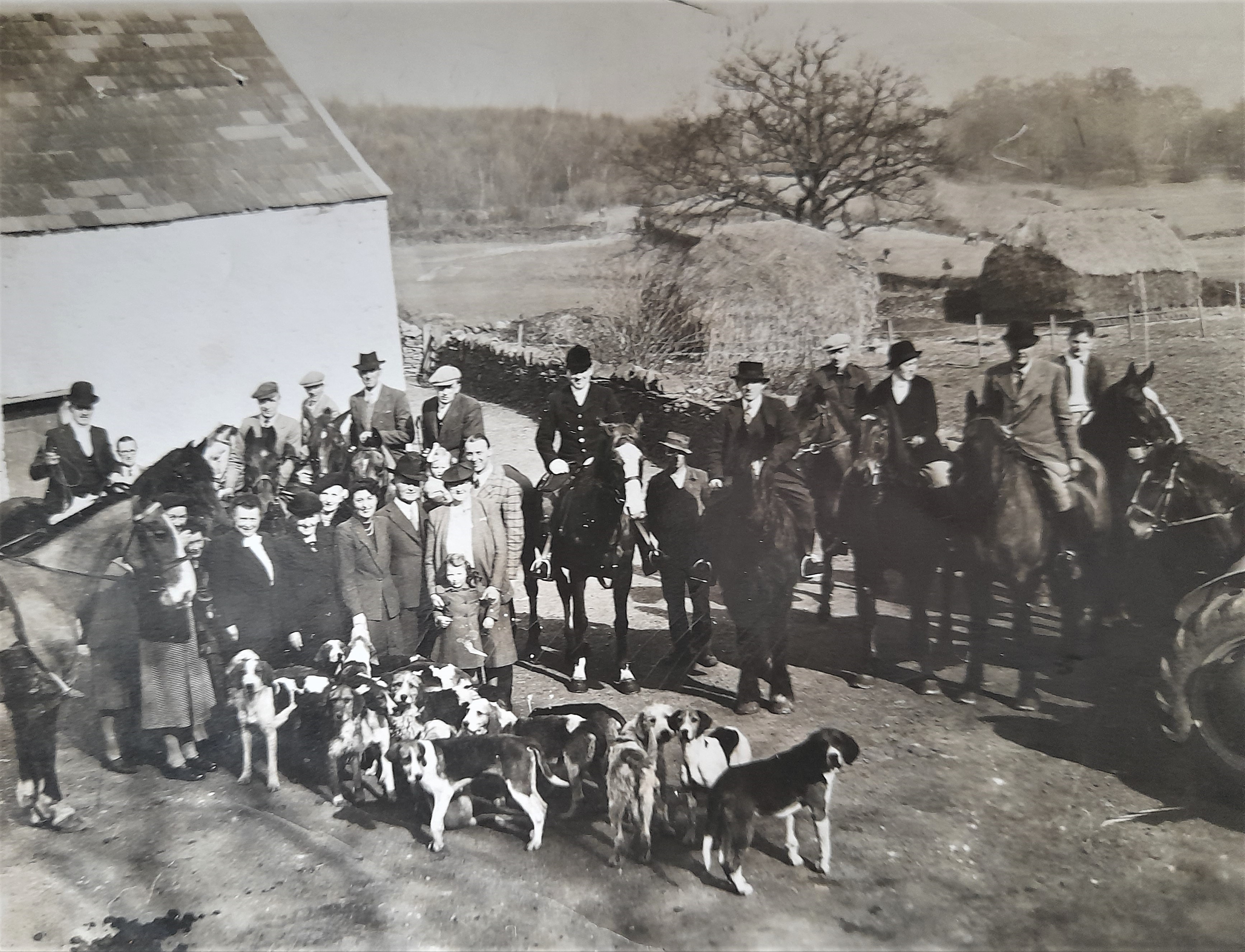 Gelligaer Farmers Hunt at Troedyrhiw House Ystrad Mynach | Peoples ...