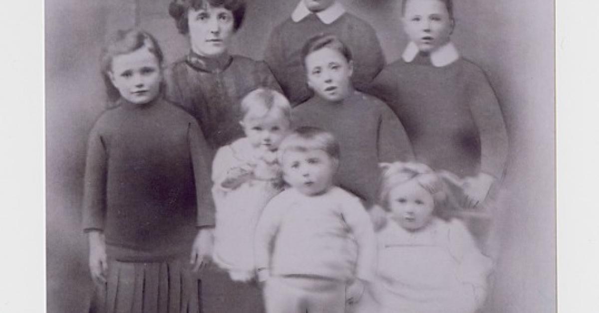 Edwards Family Portrait. c.1914 | People's Collection Wales