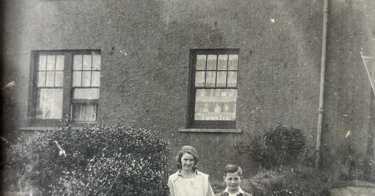 Shop at 14 Llechyfedach, Cwm Gwendraeth 1933 | People's Collection Wales