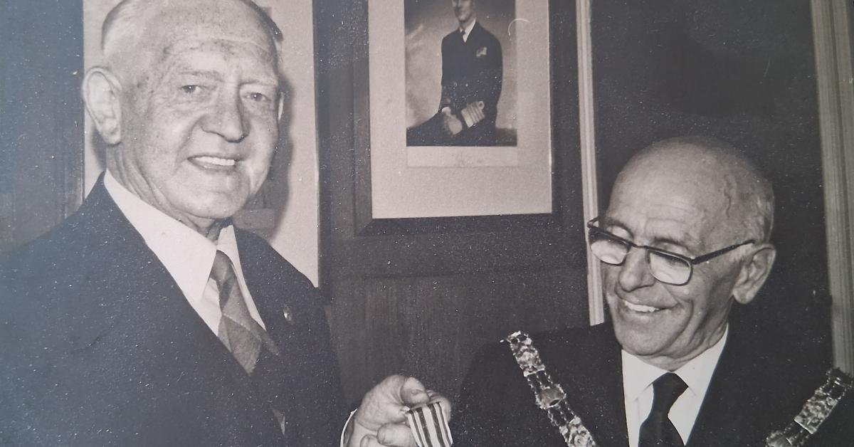 Mr Oliver Phillips of Llanelli WW2 Veteran being awarded the 'Dunkirk ...